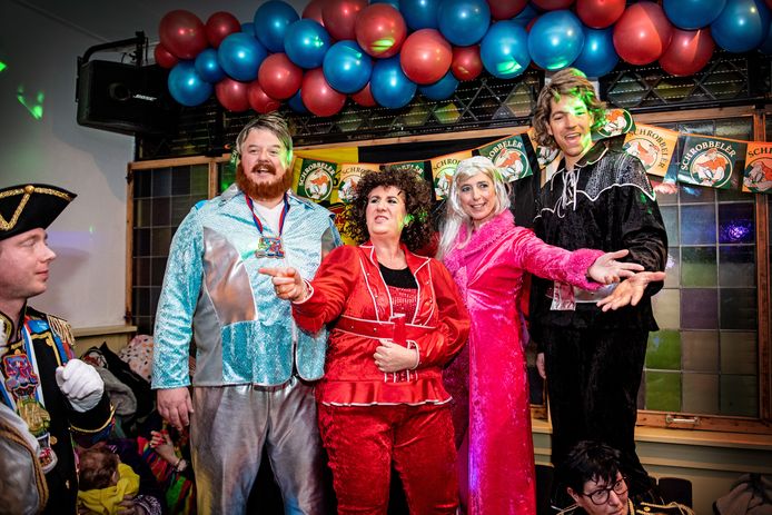 Nijmeegse burgemeester Hubert Bruls steelt de show als Benny van Abba ...