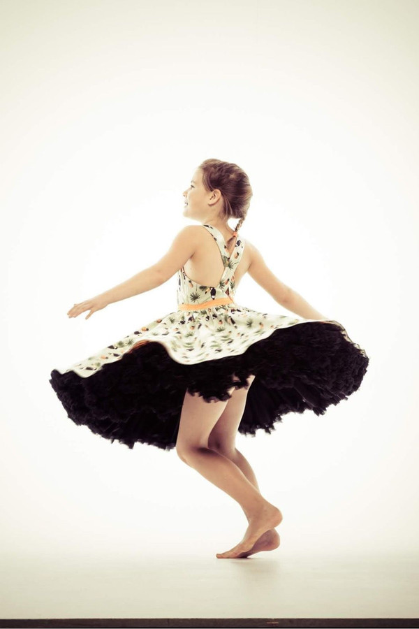 Isabelle (42) maakt tijdloze unieke kledij op maat: “Ik koop stoffen op ...