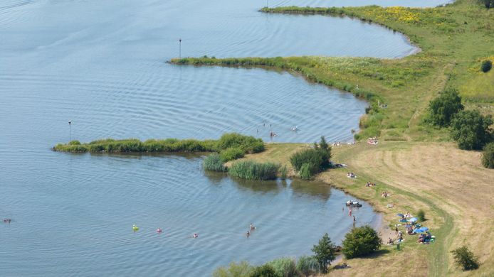 Het is warm, dus verkoeling zoeken op de strandjes langs de Rijn ...