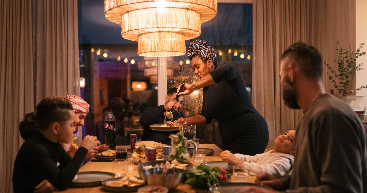 Om vier uur 's nachts zit dit gezin aan het paasontbijt: Pasen en ...