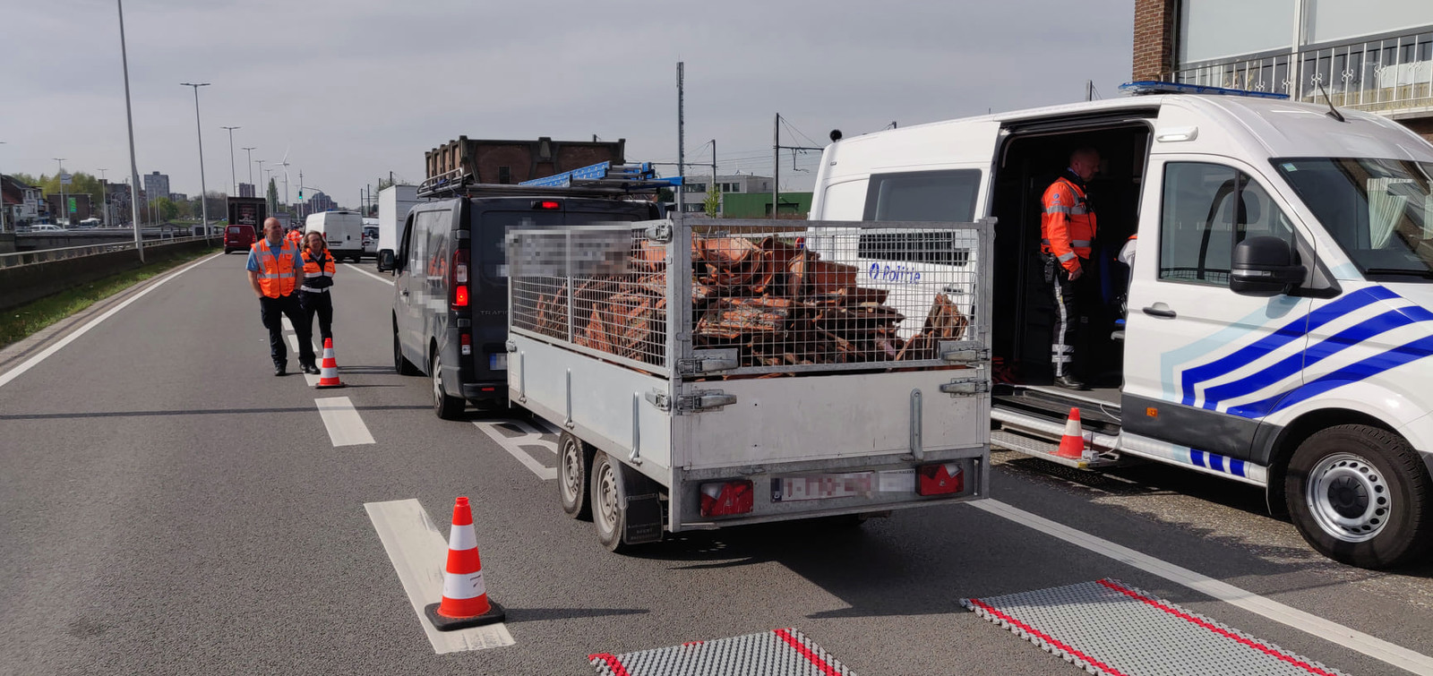 24 overtredingen tijdens controleactie op zwaar verkeer | Foto | hln.be