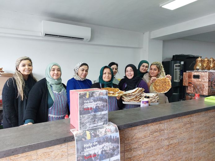 2.500 Turkse pizza's ten voordele van slachtoffers aardbeving: “Helft ...