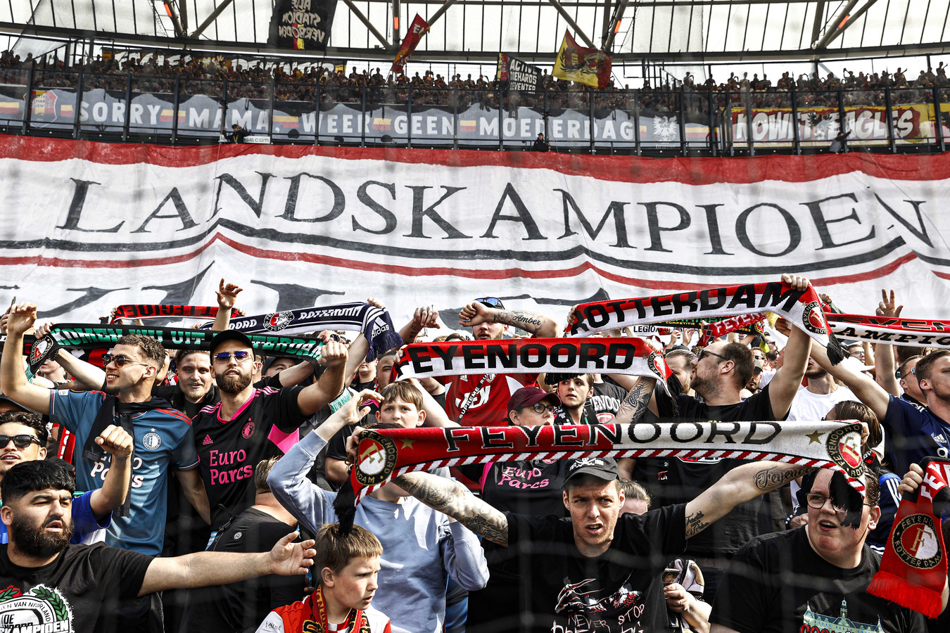 ‘Grootste spandoek ooit’ bezorgt Feyenoord-supporters kippenvel: ‘Wat ...