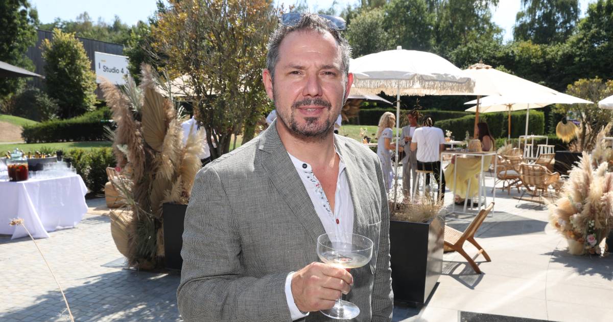 Axel Daeseleire (54) gunt ons een blik op zijn portemonnee: “Tot mijn ...