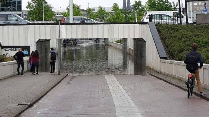 Wateroverlast in regio: Tunnels in Eindhoven onder water, auto's ...
