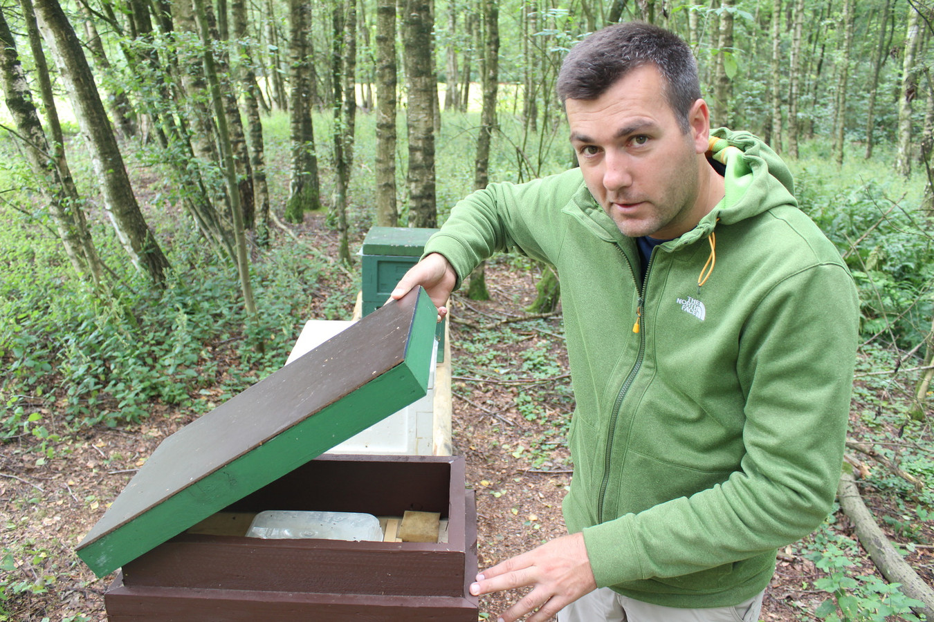 Vzw Durme installeert bijenkasten | Foto | hln.be