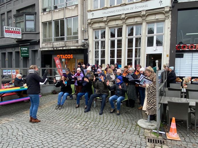 Optreden met gebarentaal voor internationale dag van de persoon met een ...