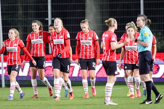 Imponerende bekerzege brengt PSV Vrouwen in halve finale; slap ...