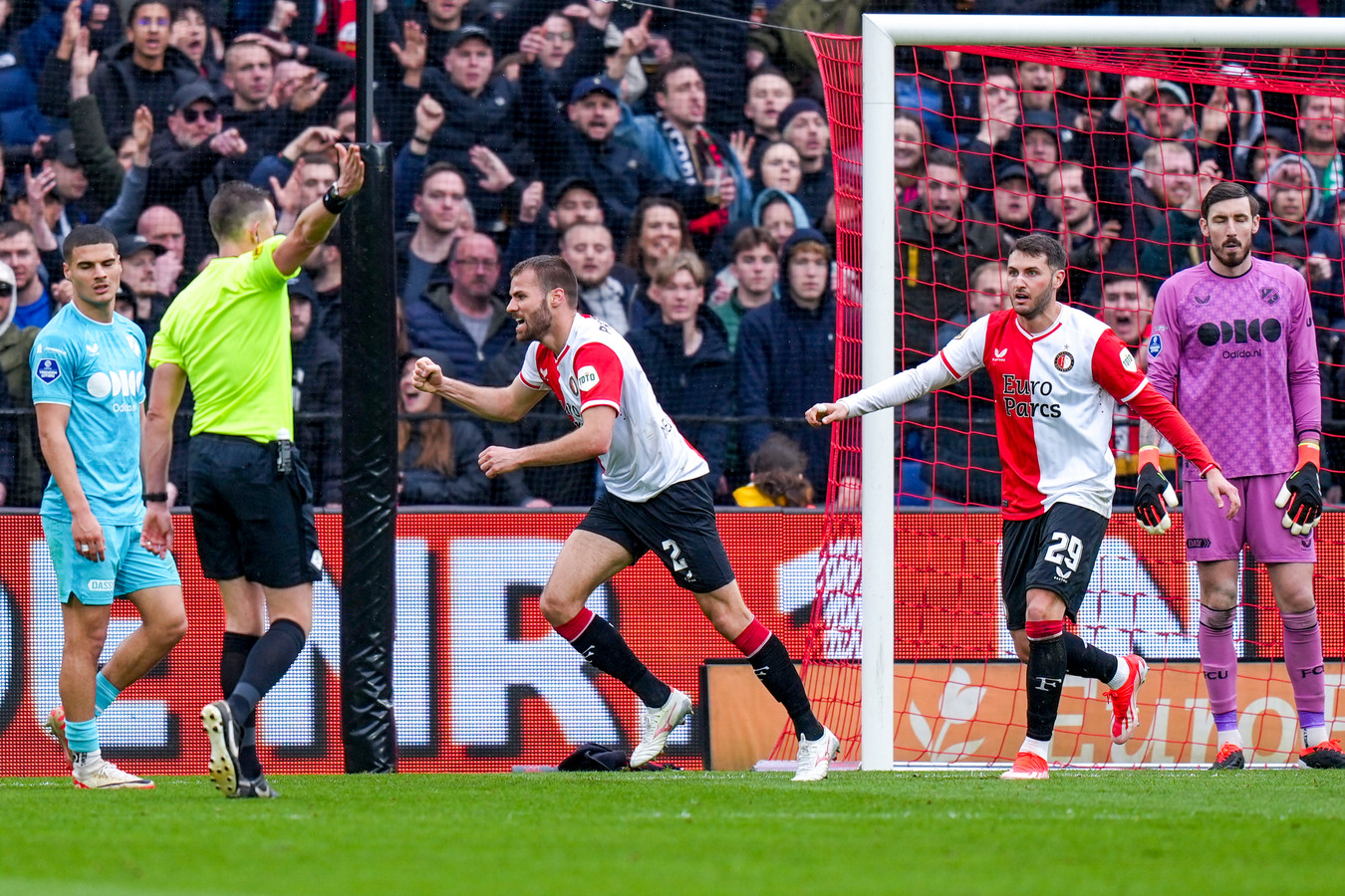 Feyenoord draait het tegen FC Utrecht helemaal om en loopt in op PSV ...
