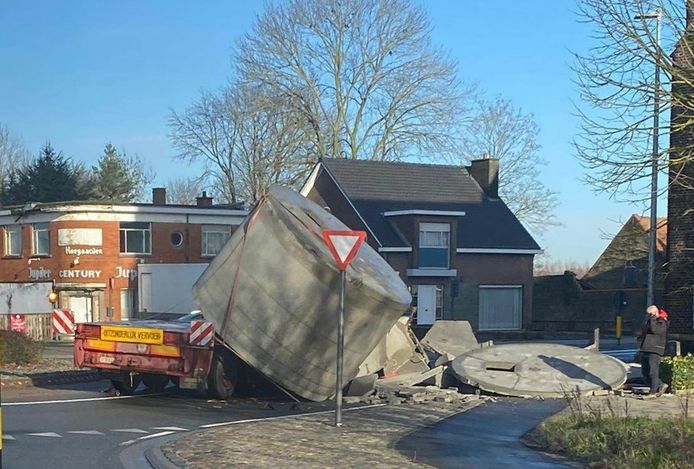 Regenwaterputten schuiven van oplegger: rondpunt tijdlang afgesloten ...