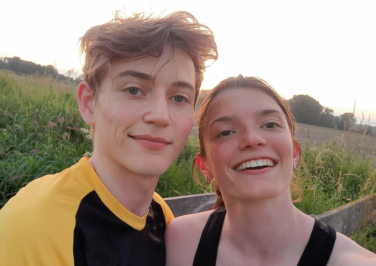 Massa volk op afscheid van hockeyspeelster Kato (18): “Onwezenlijk dat ...