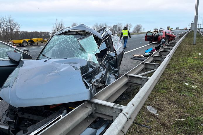 A16 bij Moerdijk urenlang dicht na ongeval met drie gewonden ...