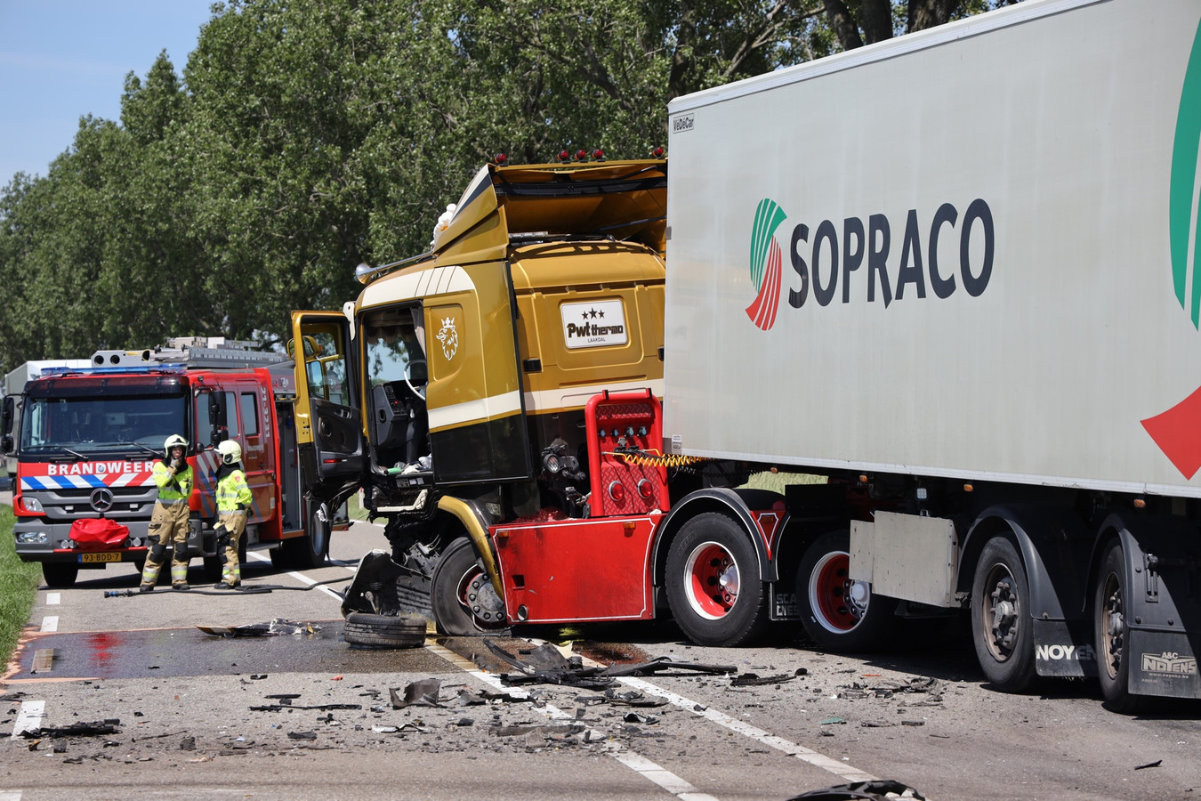 Automobilist overlijdt door frontale botsing met vrachtwagen bij Herpen | Foto | AD.nl