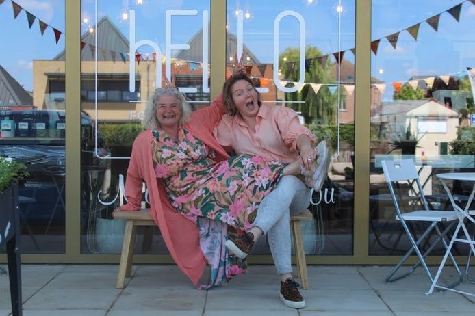 Concept store hELLO blaast twee kaarsjes uit en viert dat met ...