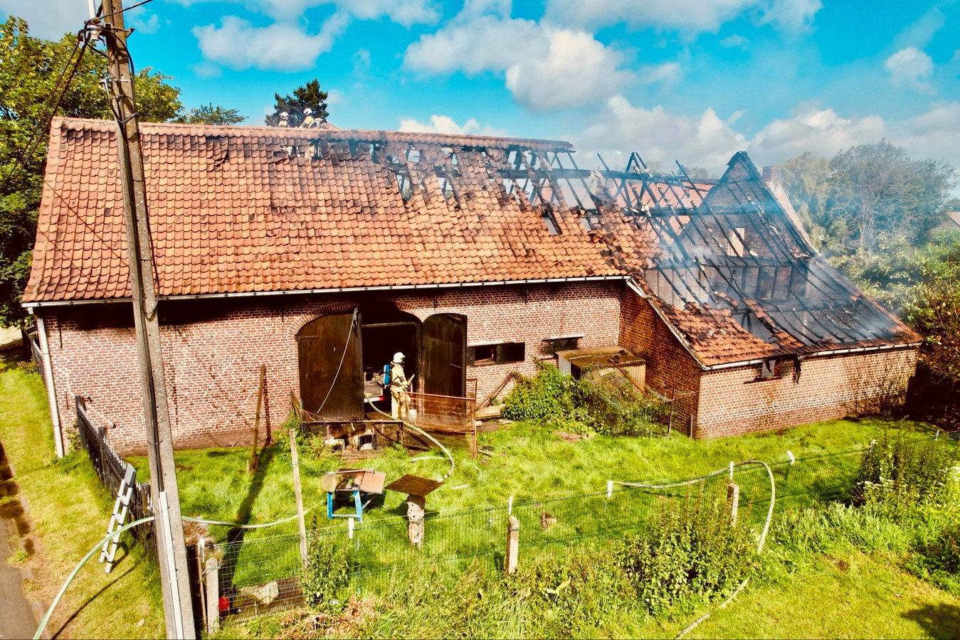 Zware brand in 19de-eeuwse hoeve waar vorig jaar nog familiedrama ...