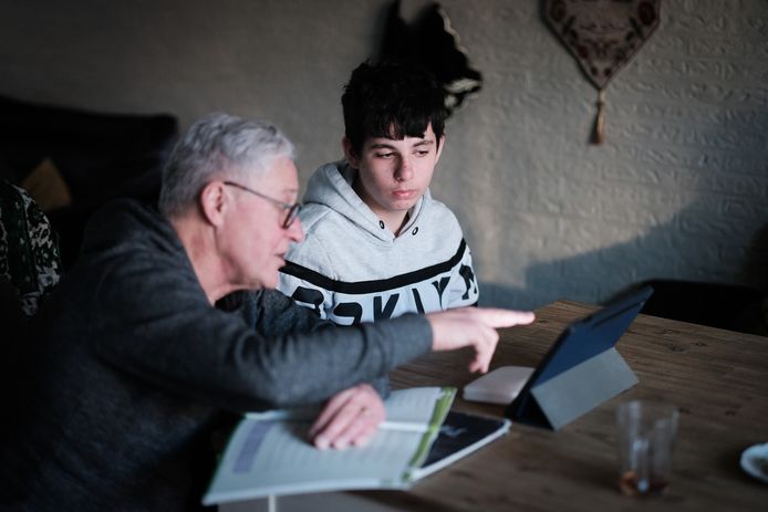 Kinderen de brugklas door helpen: mentoren School's cool De Liemers begeleiden leerlingen in ...