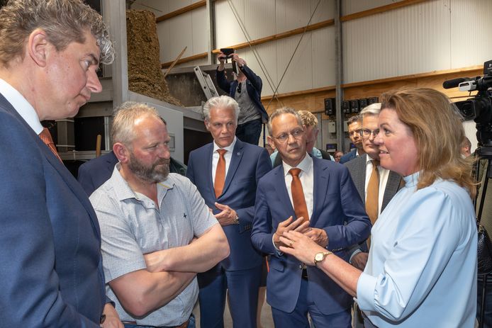 Minister op bezoek bij bezorgde boeren Staphorst over stikstofmaatregelen: ‘Vreselijk, maar ik ...