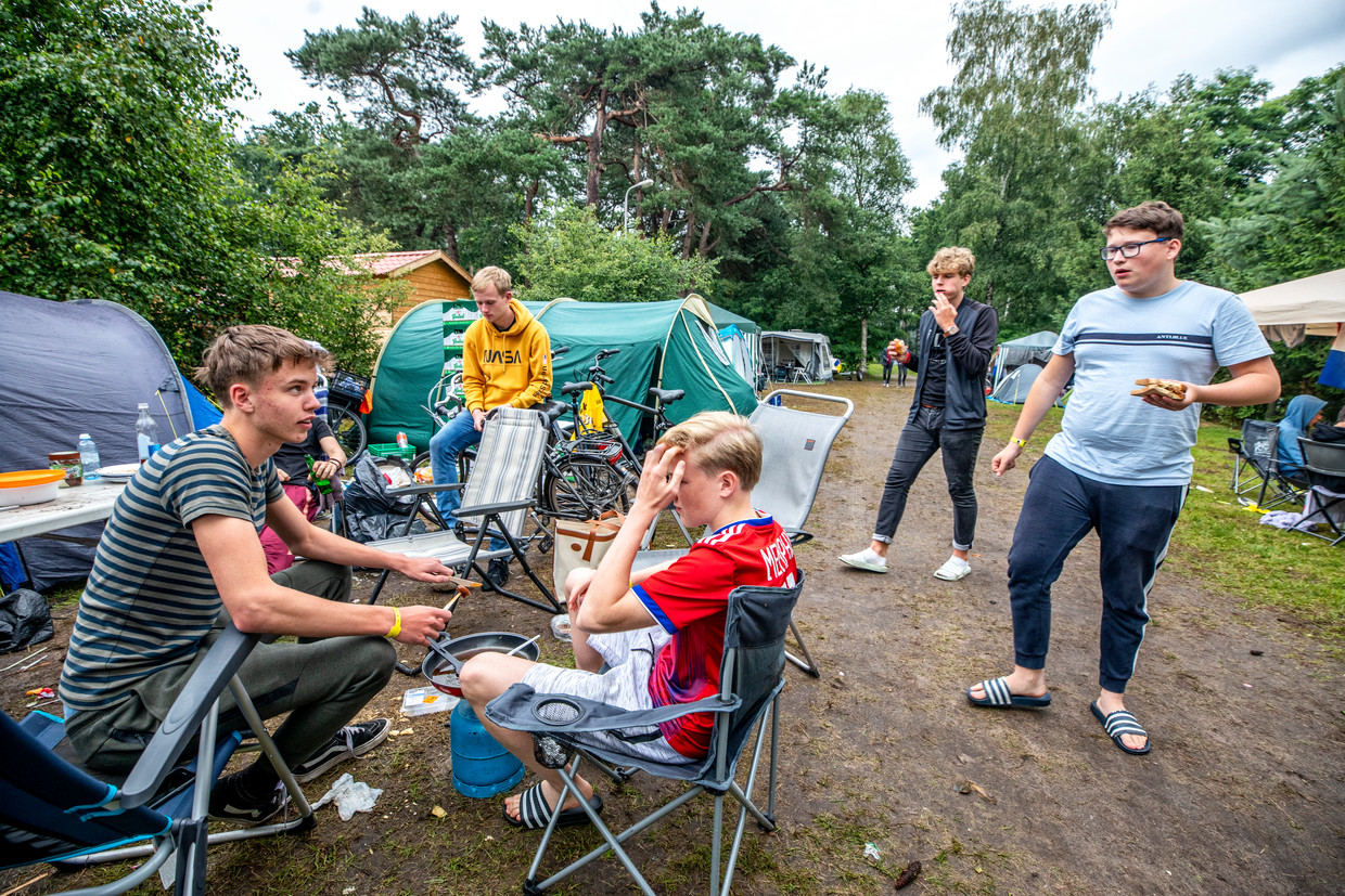 Zorgmedewerkers en docenten kunnen ontladen tussen de hossende jongeren