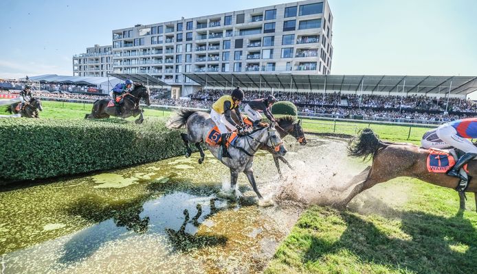 KIJK Zo ziet de spectaculaire sprong over de Gaverbeek eruit vanop de eerste rij op Waregem ...