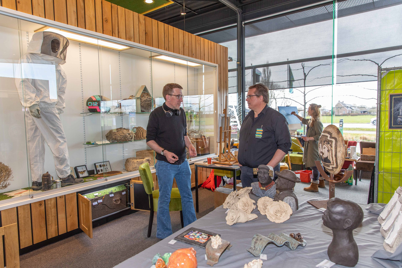 In het Oekraïnedepot wordt het alleen maar drukker: ‘Kijk, iemand met ...