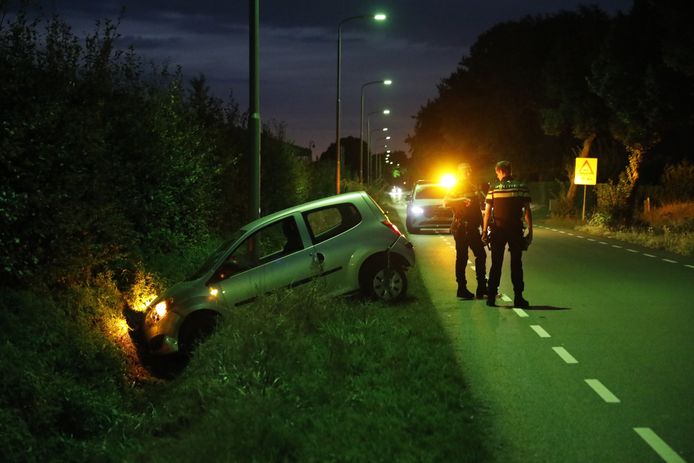 Auto botst op boom in Nispen en komt in de greppel terecht, bestuurder ...