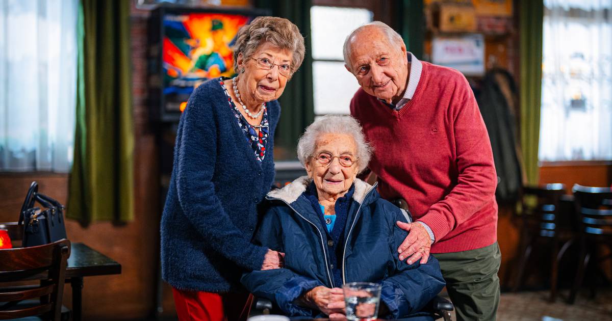 104-jarige Maria brengt bezoekje aan de Bomma en Albert uit 'Familie ...