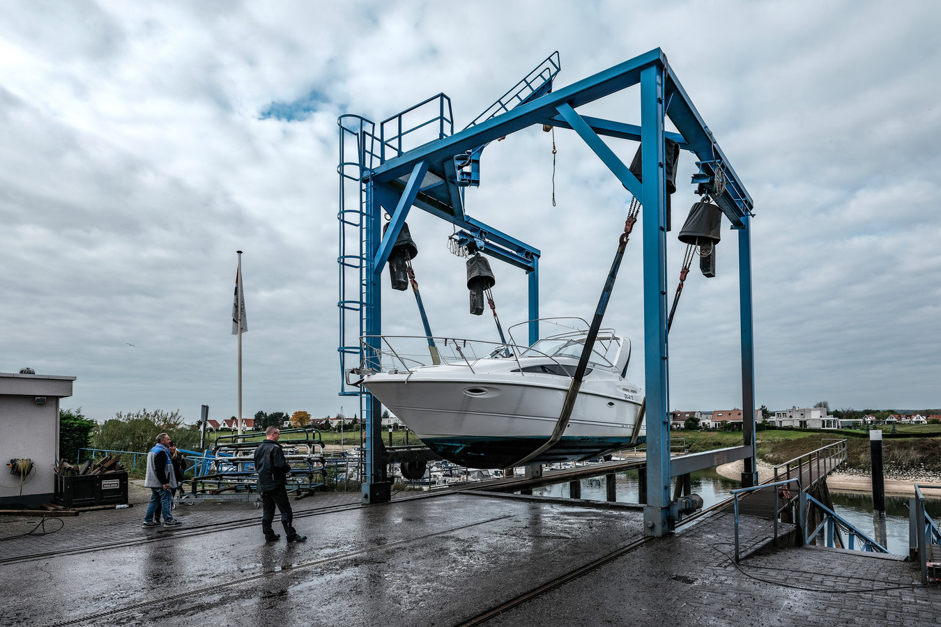 Hijsdag: met militaire precisie worden de boten bij Jachthaven ’t ...
