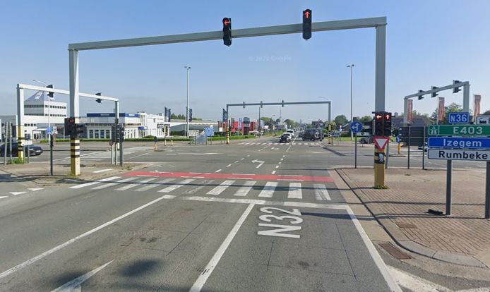 Fietspaden aan kruispunt Meensesteenweg worden heraangelegd | Roeselare | hln.be