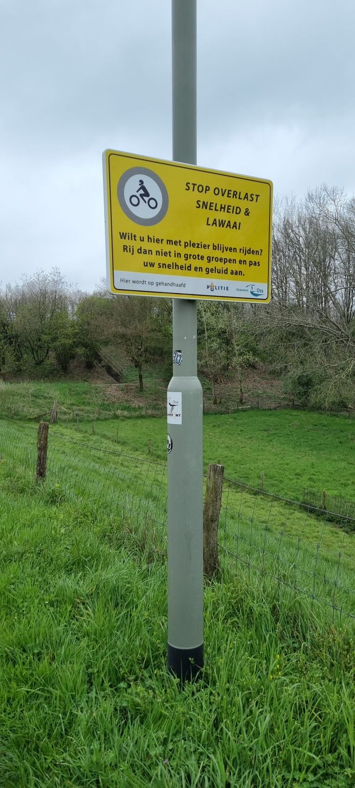 Motorrijder krijgt bekeuring van 450 euro: racemotor maakt te veel ...