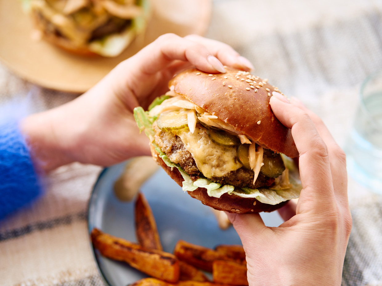 Crunchy, sappig én vegetarisch: deze portobello-cheeseburger heeft alles