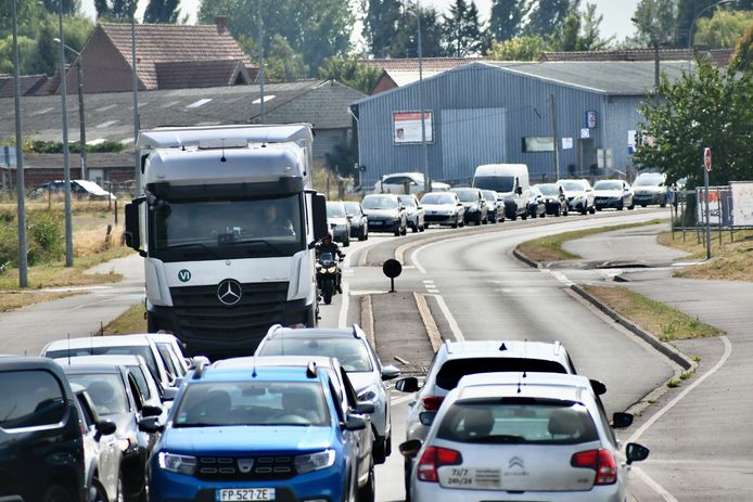 200 meter aanschuiven voor goedkopere Franse tankbeurt: “Als de ...