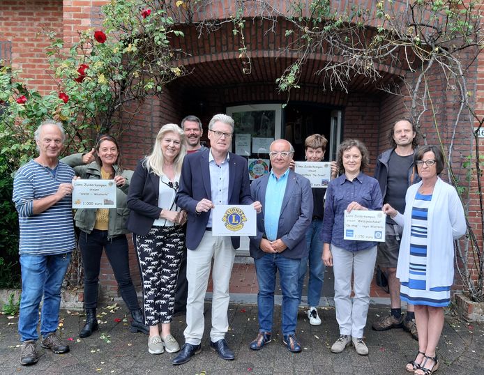 Lions Club Zuiderkempen schenkt 4.400 euro aan sociale en culturele ...