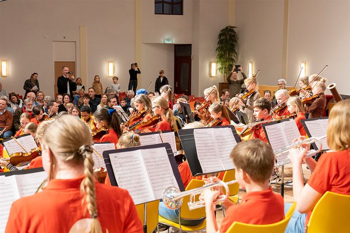 Zwolse kinderen spelen en zingen samen Kindermuziekweeklied in Doe Maar ...