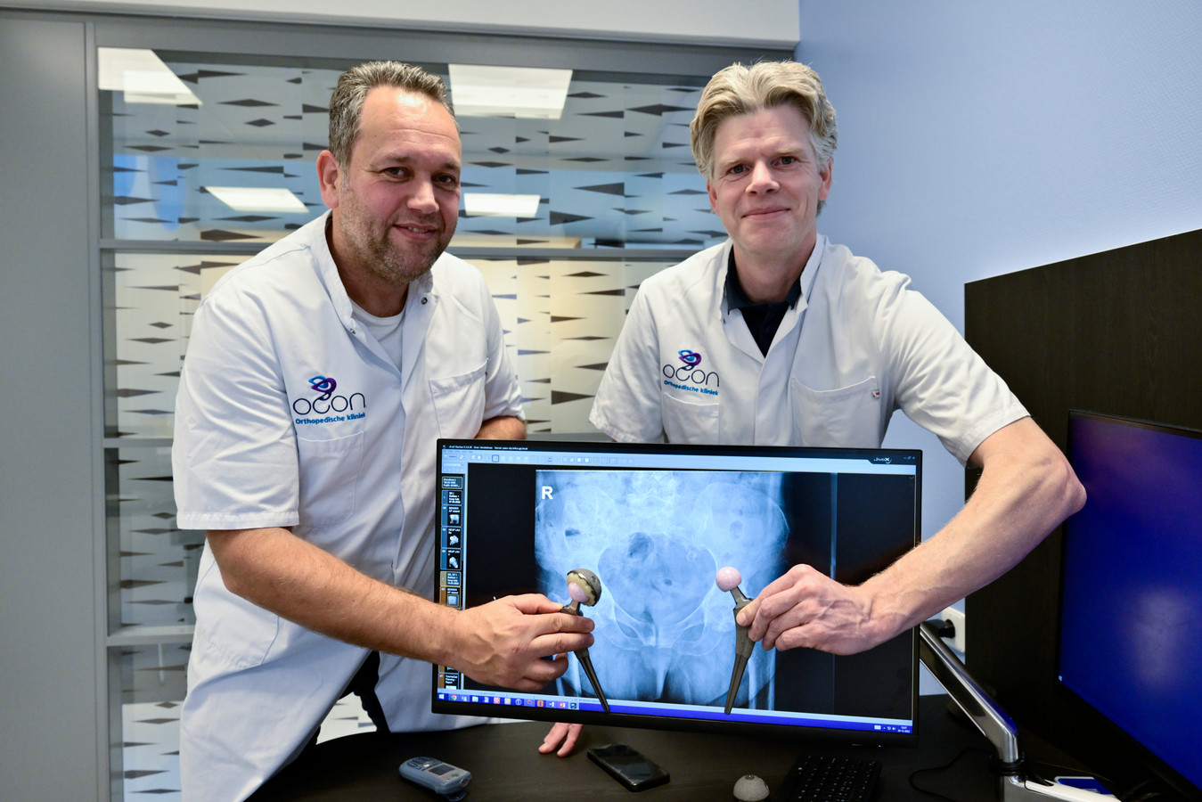 Twee versleten heupen? Deze patiënte kreeg beide protheses in één keer ...