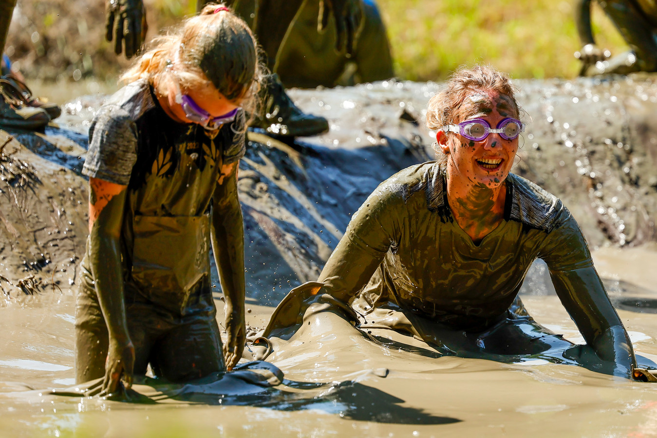 Van deze foto’s word je al vies: Tot de Nek in de Drek is letterlijk ...