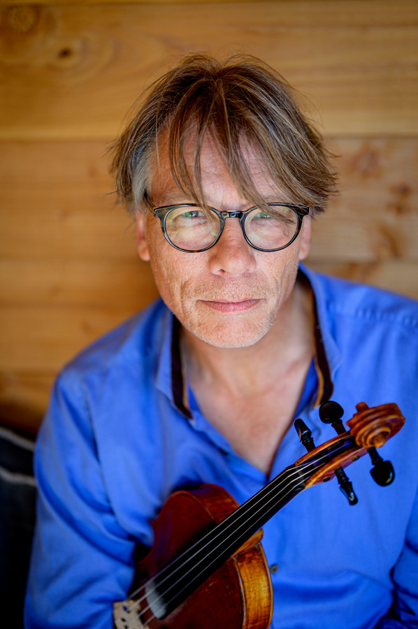 Overal duikt de lange gestalte van de Enschedese muziektovenaar op; Jos ...