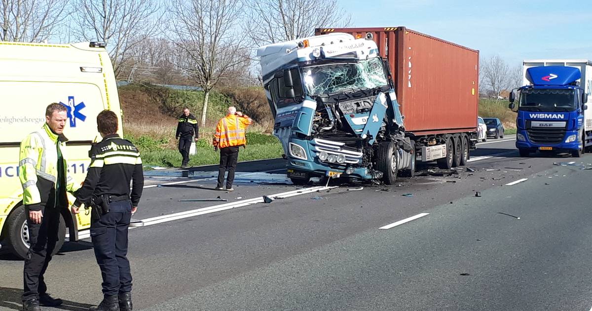 Ongeluk met twee vrachtwagens op A15, weg na 1,5 uur weer vrij | Tiel | gelderlander.nl