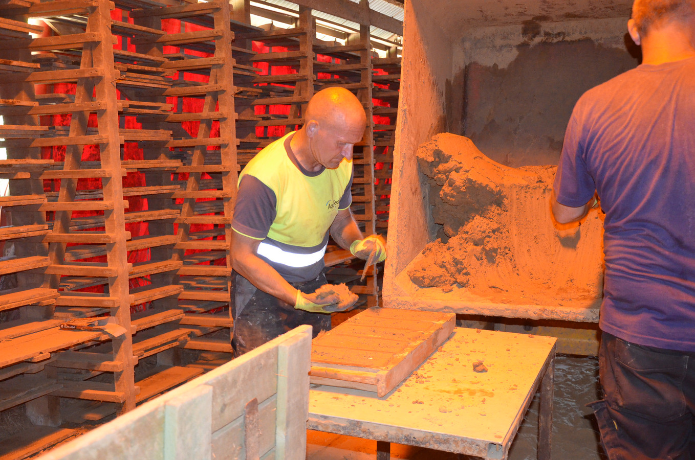 Els baat laatste steenbakkerij in Vlaanderen uit waar alles nog ...