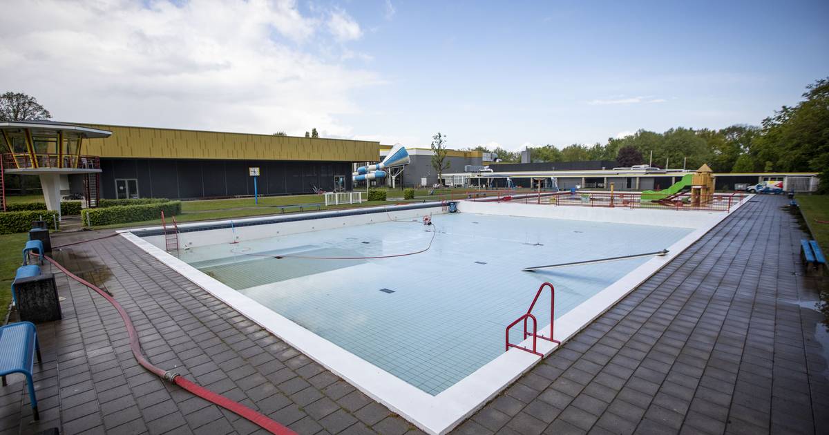 Het wordt 30 graden, maar de buitenbaden van het Twentebad in Hengelo ...