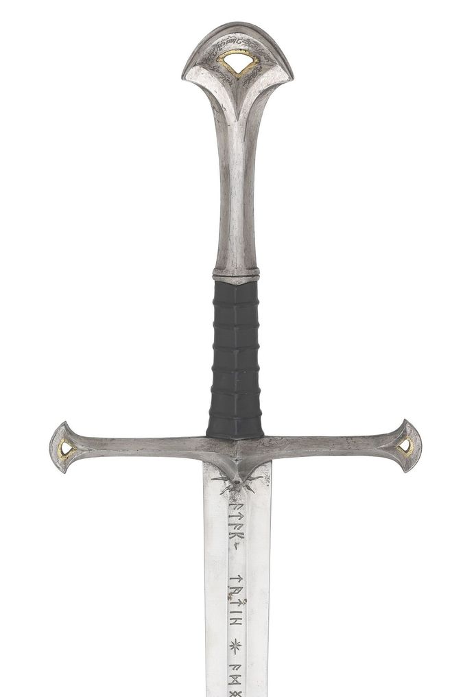 Christopher Lee verkoopt 'Lord of the Rings'-wapens | Film | hln.be