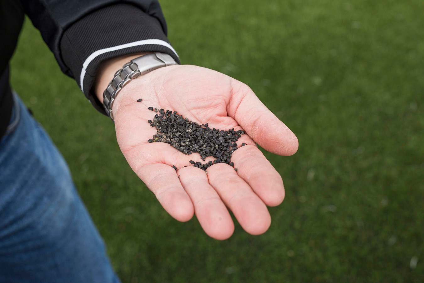Alle kunstgras­vel­den moeten tegen 2031 vrij zijn van plastic korrels ...