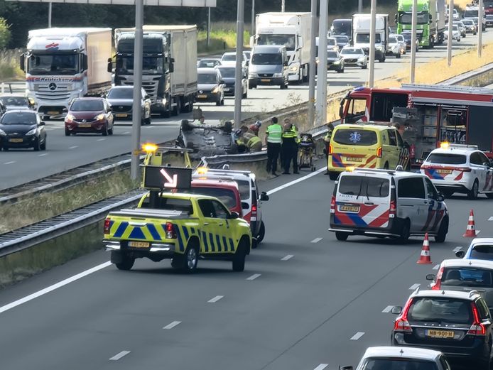 Auto slaat over de kop naast A35 bij Borne, veel overlast op snelweg én op A1 | Borne | AD.nl