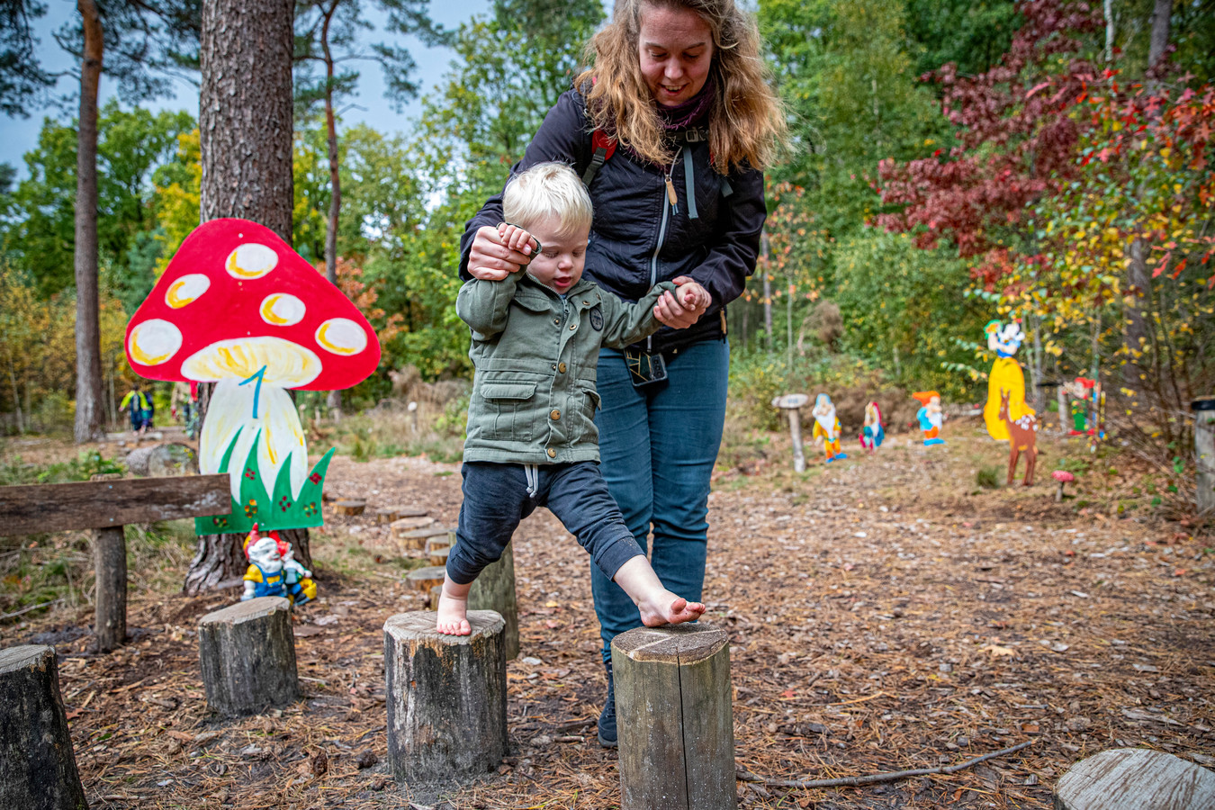 Spelen, zingen en tellen bij de kabouters in het bos in Wintelre | Foto ...