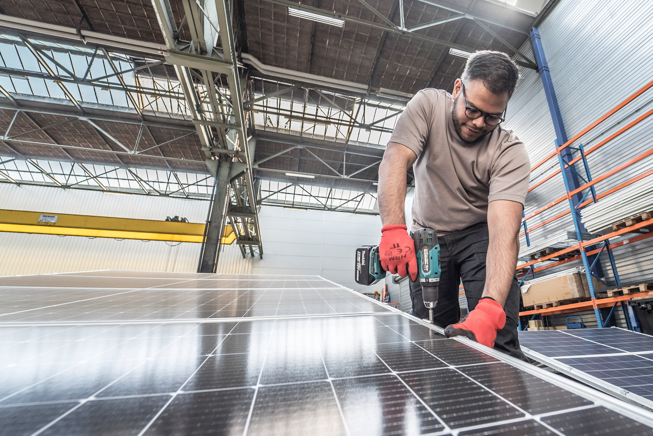 Met dit systeem liggen ook platte daken van bedrijfspanden straks vol ...