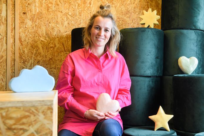 Carlijn maakt vrolijke urnen voor overleden kindjes: ‘Ik kon geen mooie ...