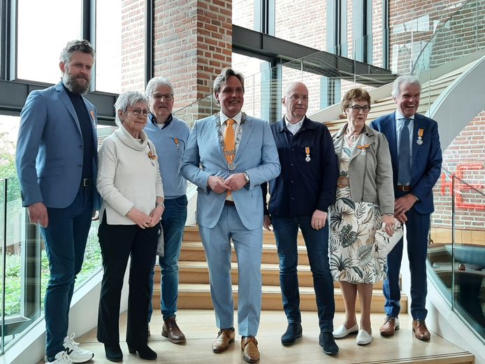 Twee ridders in Hellendoorn; zes lintjesdragers in totaal ...