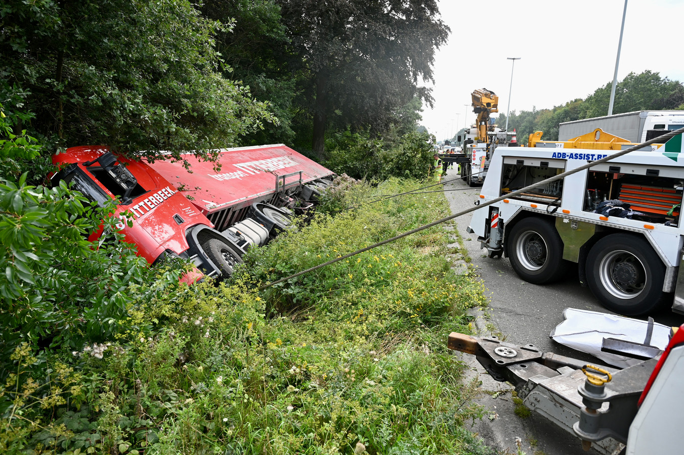 Gekantelde vrachtwagen met afval zorgt voor enorme hinder op E40 in ... Gekantelde vrachtwagen met afval zorgt voor enorme hinder op E40 in ...