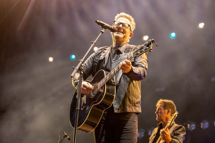 Guus Meeuwis op de Brouwersdam: knuffelen, inhaken en feesten | Concert ...