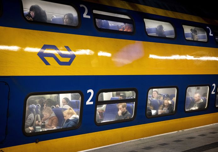 FNV-leden NS stemmen voor nieuwe cao, stakingen definitief van de baan ...