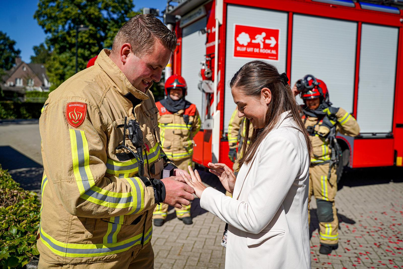Brandweerman zet ontruimingsoefening in scène om vriendin ten huwelijk ...